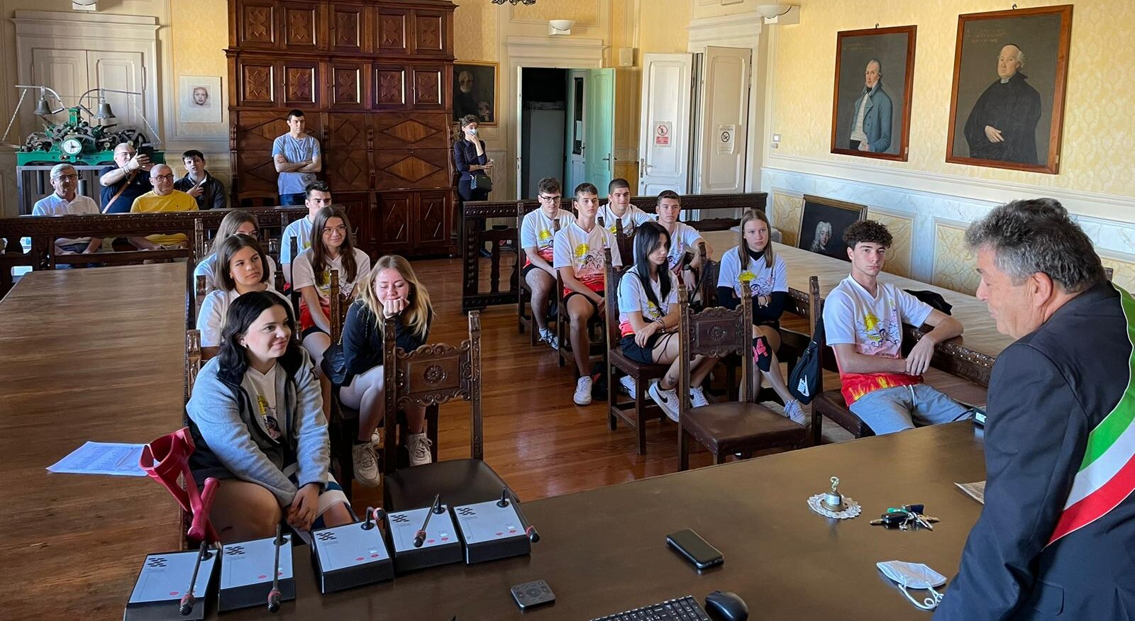 Bozzolo, la leva 2004 ricevuta in comune: "Festa senza eccessi ...