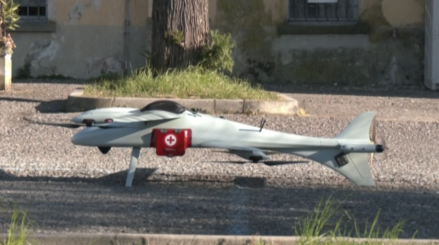 Il primo volo del Dragonfly (nato a Drizzona) sul lago di Iseo ...