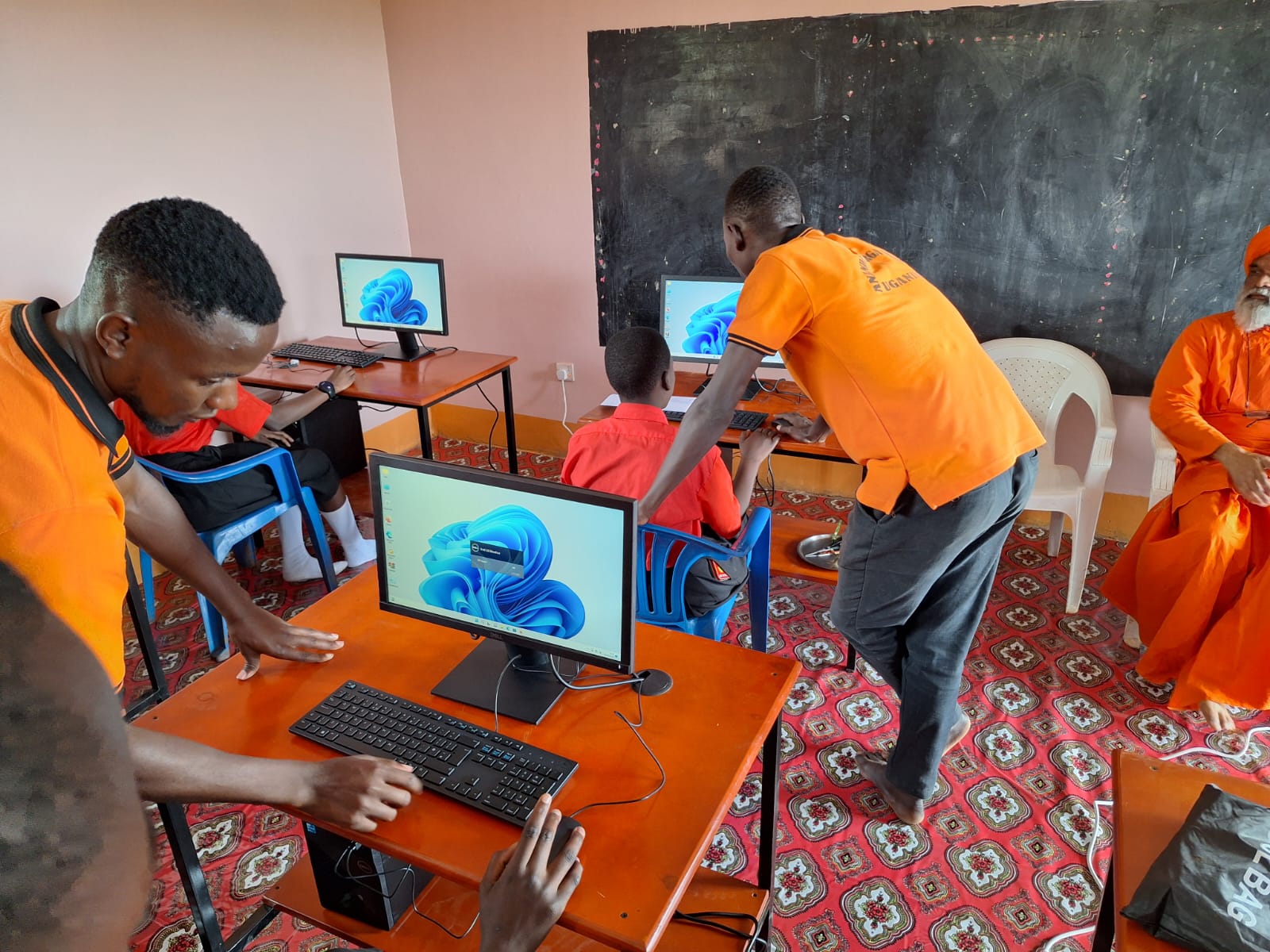 Amurt in Uganda, biblioteca e sala computer ora sono realtà - OglioPoNews