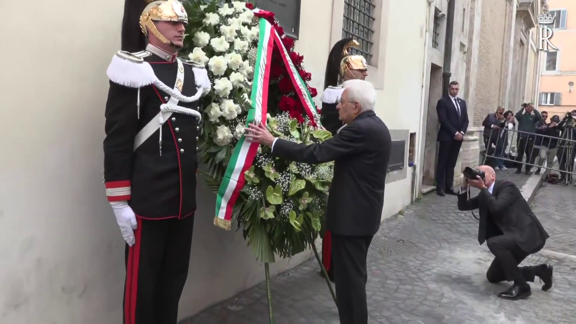 Mattarella rende omaggio ad Aldo Moro in via Caetani - OglioPoNews